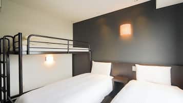 Quarto, para não fumantes (2 single beds + 1 loft bed) | Edredons de pluma, escrivaninha, espaço de trabalho para notebook