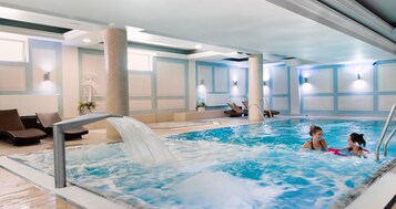 Piscina interna, funciona das 7h às 22h, espreguiçadeiras