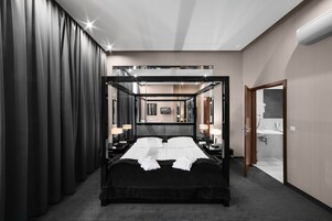 Apartamento, 2 quartos | Frigobar, cofres nos quartos, escrivaninha
