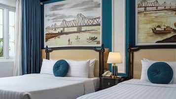 Quarto triplo família, banheira, vista para a cidade | Frigobar, cofres nos quartos, individualmente decorados, escrivaninha