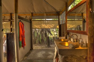 Chuveiro, produtos de toalete grátis, roupões de banho, toalhas de banho