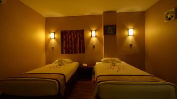 Frigobar, cofres nos quartos, escrivaninha, cortinas blackout