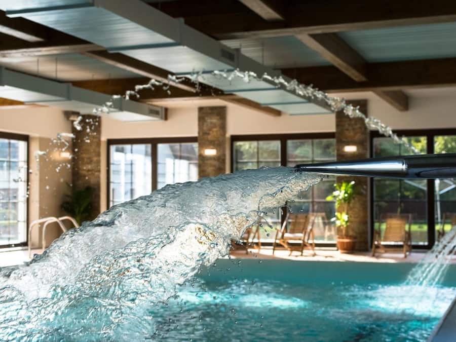 2 piscinas interiores, da(s) 8:00 à(s) 20:00, espreguiçadeiras