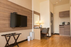 Quarto casal luxo, para não fumantes | Escrivaninha, quartos à prova de som, berços grátis, Wi-Fi de cortesia