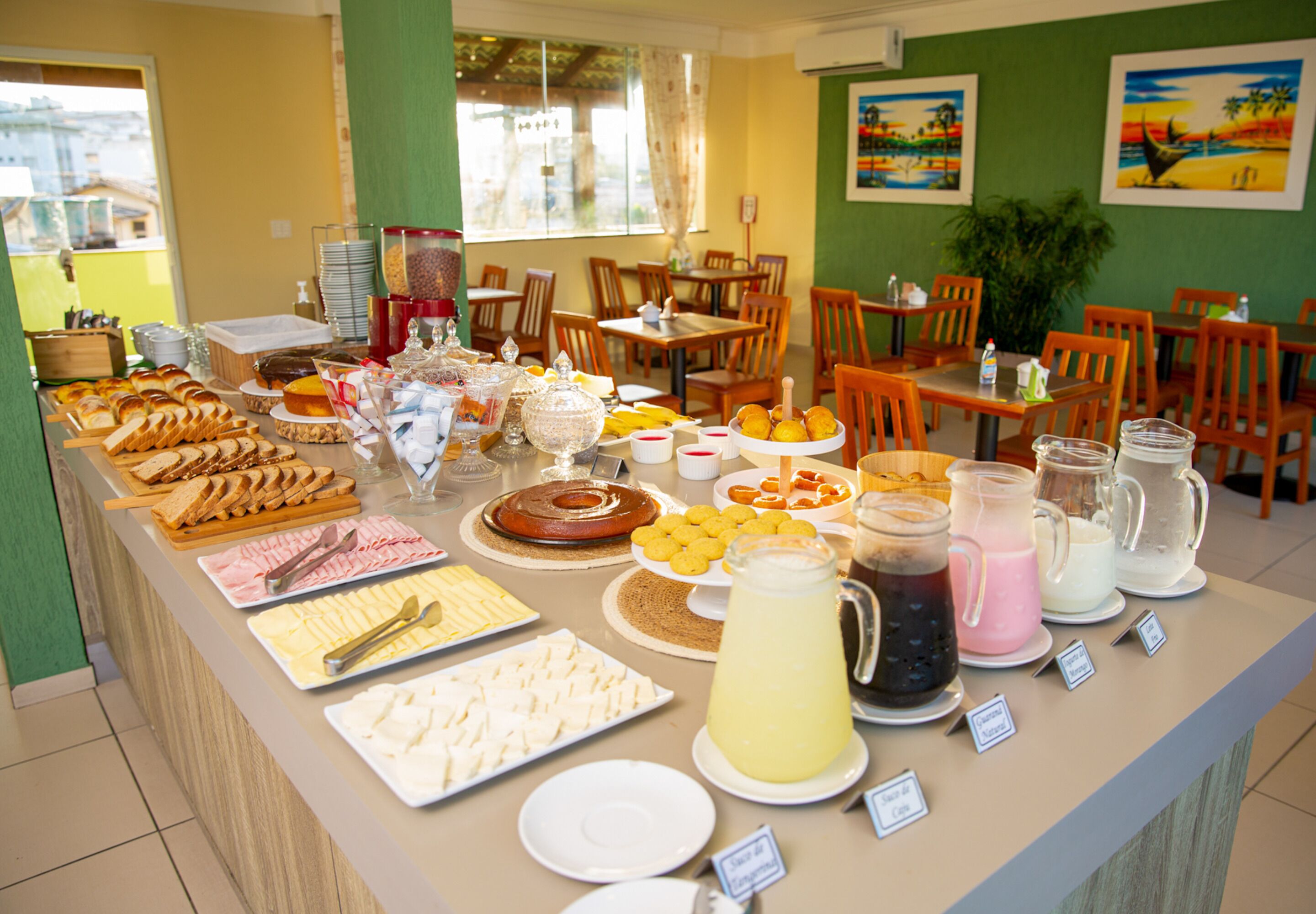 Buffet com diversos alimentos e bebidas.