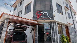 Um edifício de dois andares com uma placa que diz 'Casa Villa'.