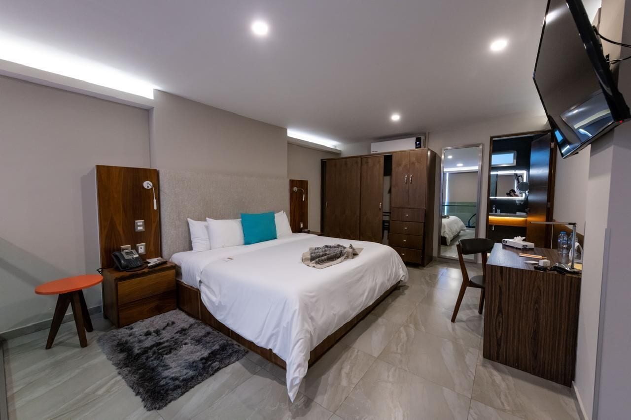 Suíte, sacada | Roupas de cama premium, edredons de pluma, cofres nos quartos