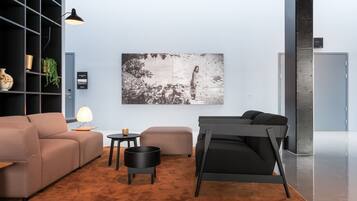 Uma sala de estar moderna com um sofá, uma mesa de centro e uma mesa lateral.