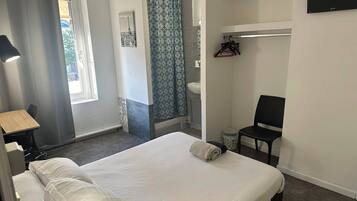 Quarto Duplo (with shower) | Secretária, cortinas/cortinados opacos, quartos insonorizados