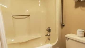 Quarto, 1 cama king-size, não fumadores | Casa de banho | Uma combinação polibã/banheira, toalhas fornecidas, sabão, champô