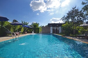 Piscina externa, espreguiçadeiras
