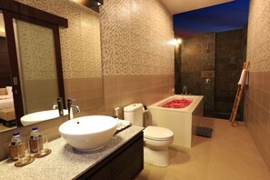 Quarto casal luxo | Banheiro | Produtos de toalete grátis, secador de cabelo, roupões de banho 