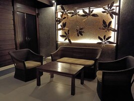Vila com design assinado, 2 quartos, piscina particular | Área de estar | TV de tela plana 42 polegadas com canais via satélite, TV