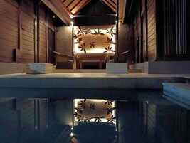 Vila com design assinado, 2 quartos, piscina particular | Terraço/pátio