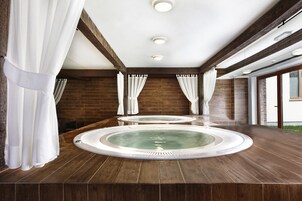 Banheira de hidromassagem interior