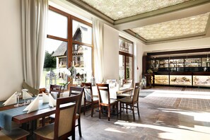 Pequenos-almoços, almoços, jantares servidos, cozinha polaca 