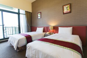 Quarto casal luxo | Roupas de cama premium, cofres nos quartos, escrivaninha