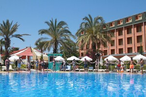 Piscina interna, piscina externa, guarda-sóis, espreguiçadeiras