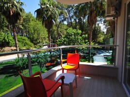 Cofres nos quartos, escrivaninha, berços grátis, Wi-Fi (sobretaxa)