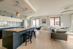 Apartamento exclusivo, 3 quartos, sacada (7 adults) | Sala de estar | TV de tela plana