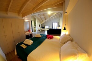 Roupas de cama premium, frigobar, cofres nos quartos