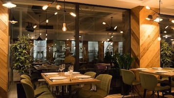 Pequenos-almoços servidos, cozinha local e internacional