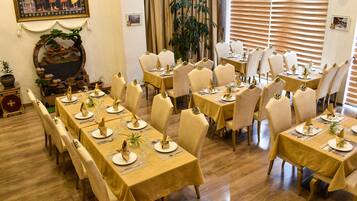 Café da manhã com buffet todos os dias (INR 504 por pessoa)