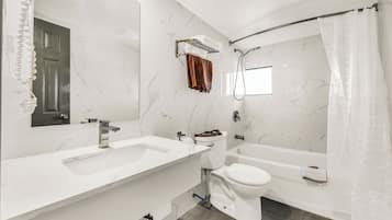 Quarto Standard, 1 cama queen-size, não fumadores | Casa de banho | Uma combinação polibã/banheira, artigos de higiene pessoal grátis