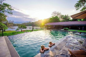 Piscina externa, funciona das 6h30 às 20h, guarda-sóis