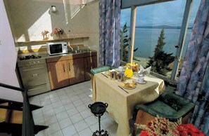 Um frigorífico, um micro-ondas (a pedido), uma placa de cozinha