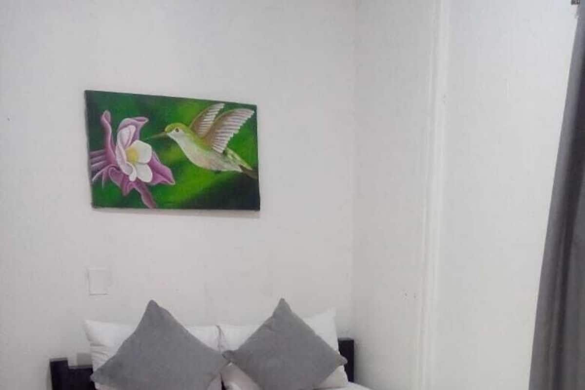 Quarto Deluxe | Cofre no quarto, Wi-fi grátis, roupa de cama fornecida