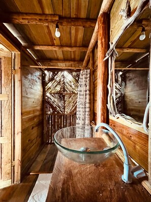 Bungalow Lua de Mel | Casa de banho | Um polibã, artigos de higiene ecológicos, toalhas fornecidas, sabão