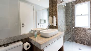Apartamento Premier, 3 quartos | Casa de banho | Um polibã, um secador de cabelo, toalhas fornecidas