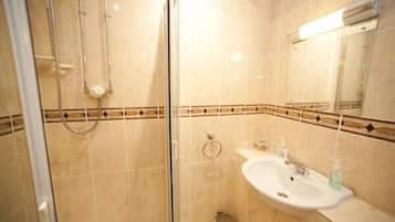 Chuveiro, secador de cabelo, roupões de banho, toalhas de banho