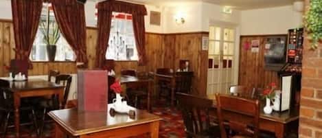 Este pub, com espaço para refeições ao ar livre, aberto diariamente