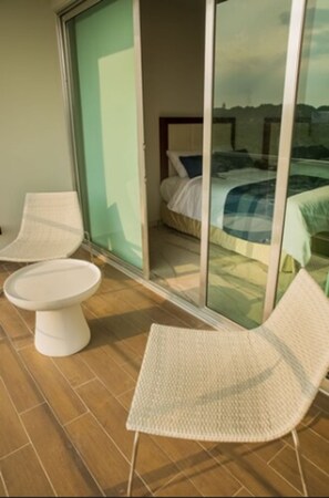 Suíte júnior, 1 cama King, sacada, vista para a piscina | Sacada