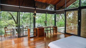 Kumbuk - Water Chalet with Plunge Pool (10% off on food) | 1 quarto, roupas de cama premium, frigobar, cofres nos quartos