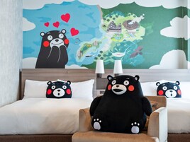 Cofres nos quartos, escrivaninha, cortinas blackout