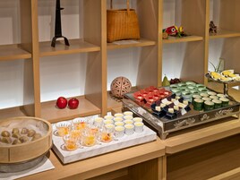 Pequeno-almoço tipo buffet diário (1980 JPY por pessoa) 