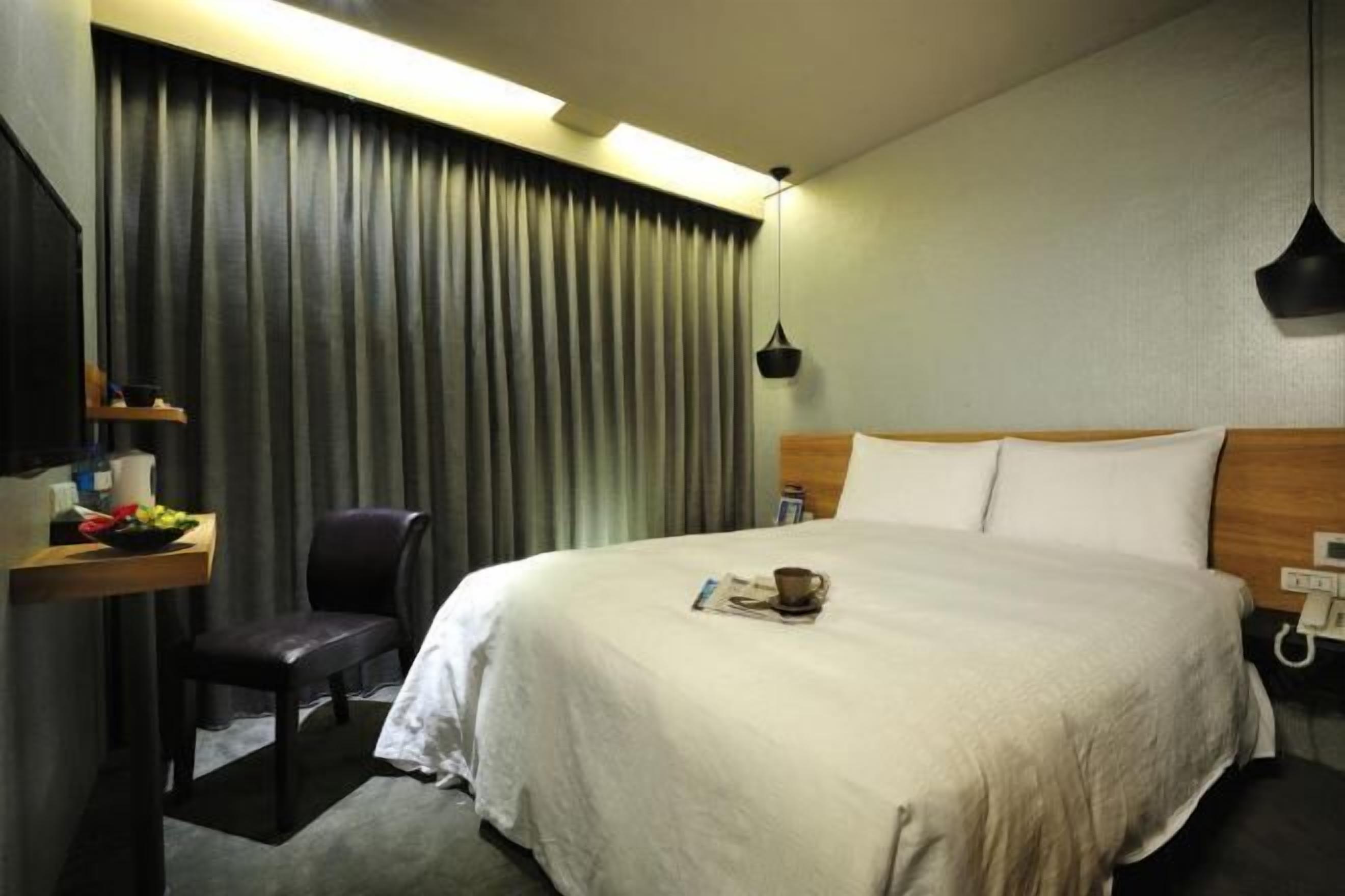 Edredons de pluma, escrivaninha, ferros/tábuas de passar roupa