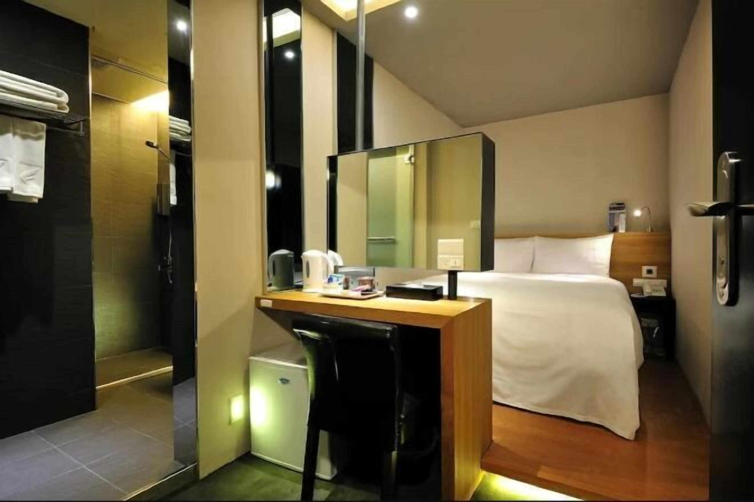 Edredons de pluma, escrivaninha, ferros/tábuas de passar roupa