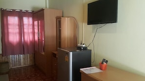 Frigobar (abastecido com itens grátis), escrivaninha