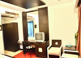 Quarto duplo luxo | Escrivaninha, roupa de cama, acesso para cadeiras de rodas