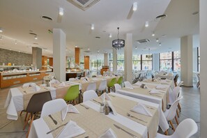 Café da manhã, almoço e jantar; culinária internacional 