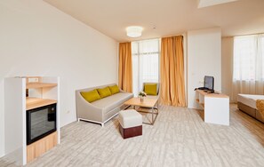 Frigobar, cofres nos quartos, escrivaninha, Wi-Fi de cortesia