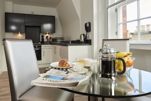 Apartamento conforto, 2 quartos, para não fumantes, cozinha | Opções para refeição no quarto