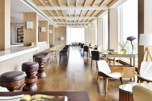 3 restaurantes: servem pequenos-almoços, almoços e jantares