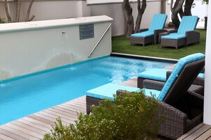 Piscina exterior, espreguiçadeiras 
