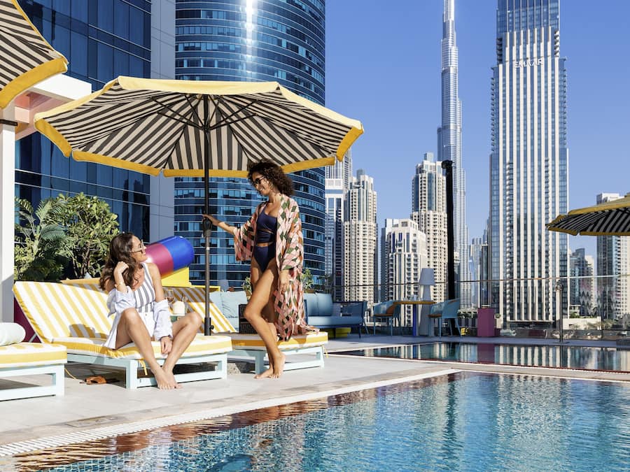 Piscina exterior, guarda-sóis, espreguiçadeiras