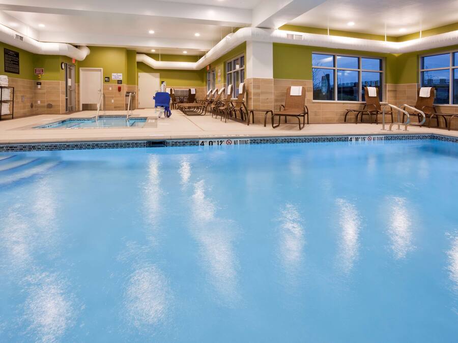Piscina interna, funciona das 6h às 23h, espreguiçadeiras